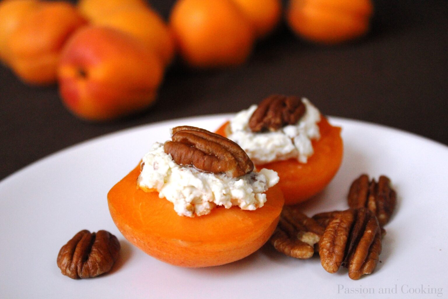 Apricots stuffed with goat cheese, a healthy summery recipe